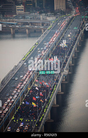 Mapo Bridge over the Han River in Seoul South Korea on 15 April 2022 ...