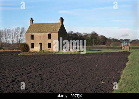 Abandoned farm house in the Fens. Rural poverty Fenlands landscape ...