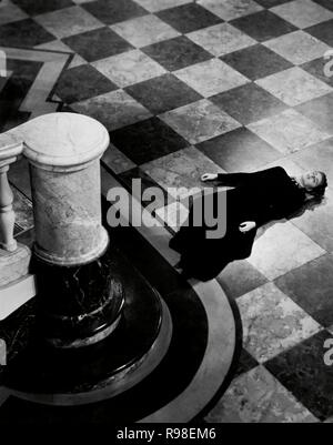 1946, Film Title: NOTORIOUS, Director: ALFRED HITCHCOCK, Studio: SELZNICK, Pictured: CARY GRANT ...