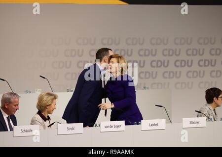 Friedrich Merz und Julia Klöckner bei der Amtseinführung von Papst Leo XIV. auf dem Petersplatz ...
