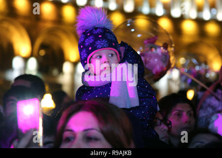 Yerevan, Armenia. 21st Dec, 2018. A performer dressed as Santa Claus ...