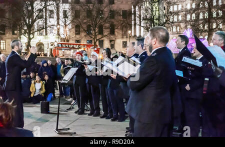 Metropolitan Police Choir sing Christmas carols at Trafalgar Square ...