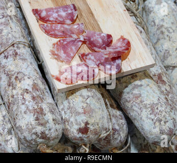 chopping board with slices of salami with garlic Stock Photo - Alamy