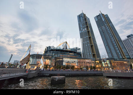 The ritzy Icon Siam shopping mall on the Chao Phraya River, Bangkok ...