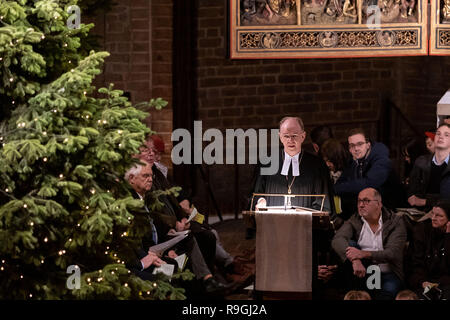 Hannover, Germany. 24th Dec, 2018. The streets are illuminated at ...