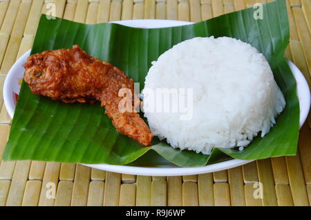 deep fried chicken wing and plain rice on banana leaf Stock Photo - Alamy