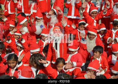 Ajmer, India. 22nd Dec, 2018. School children dressed like Santa Claus ...