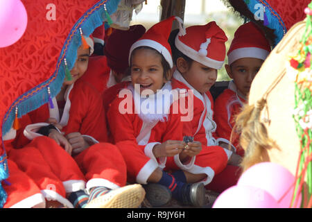 Ajmer, India. 22nd Dec, 2018. School children dressed like Santa Claus ...