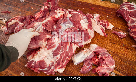 Butcher's hand on wooden table waiting, on break, pause Stock Photo - Alamy