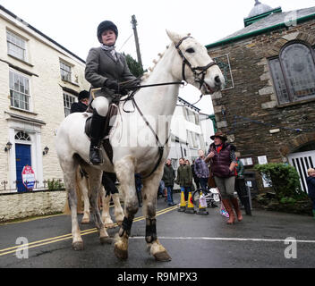 UK fox hunting with riders on horseback in countryside Stock Photo - Alamy