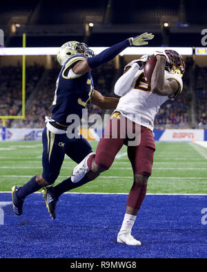Minnesota wide receiver Tyler Johnson (6) catches a touchdown pass over ...