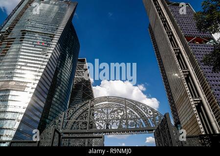 Rejas del bosque de chapultepec y edificios de Reform. parque urbano en ...