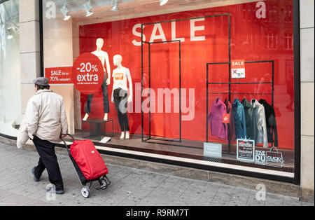 Hannover, Germany. 27th Dec, 2018. Passers-by walk through a shopping ...