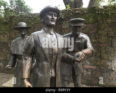 Bronze Statues of Dr. Jose Rizal and his girlfriend, Josephine Bracken ...