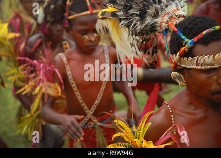 Children in traditional dress Papua New Guinea Stock Photo - Alamy