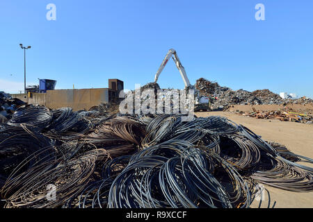 02.05.2018, Duisburg, Nordrhein-Westfalen, Deutschland. Schrottinsel im ...