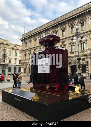 Giant Chanel perfume bottle in a shop window Stock Photo - Alamy