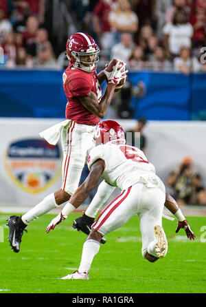 Alabama wide receiver DeVonta Smith catches a 27-yard touchdown pass ...