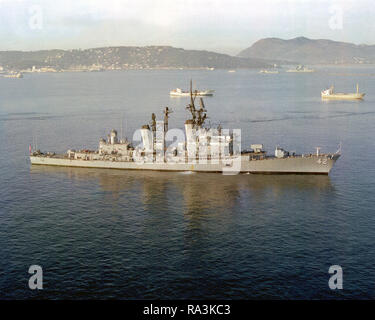 1979 - A starboard view of the guided missile destroyer USS MAHAN (DDG ...
