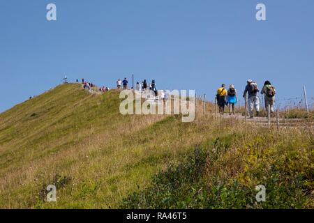 Hiking trail to the summit of the Fellhorn with mountain station ...