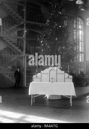 District Jail Christmas tree and prisoners, 1919 Stock Photo - Alamy
