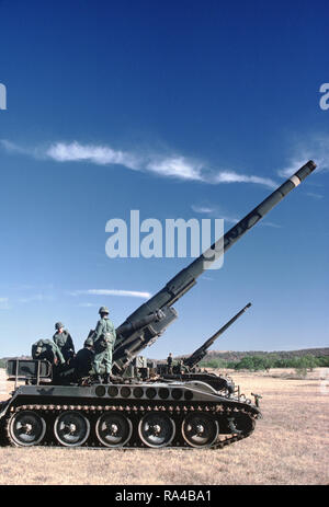 M107 175 mm self-propelled gun Stock Photo - Alamy