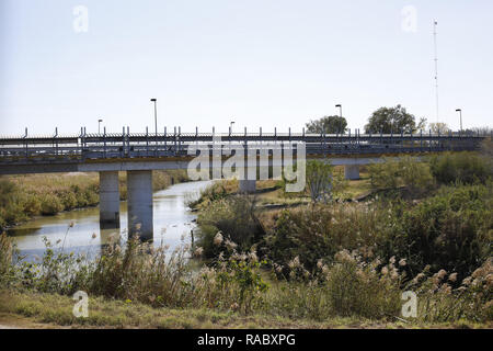 Bridge over Rio Grande, border crossing from Hidalgo, Texas to Reynosa ...