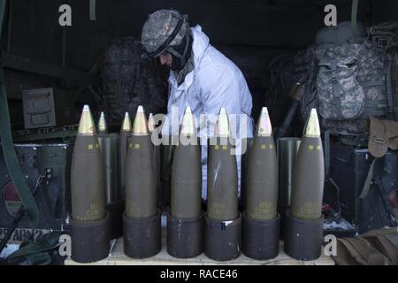 A paratrooper prepares 105mm high explosive rounds Stock Photo - Alamy