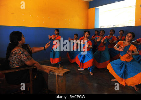 Students practising Kathakali dance with teacher, Kalamandalam ...