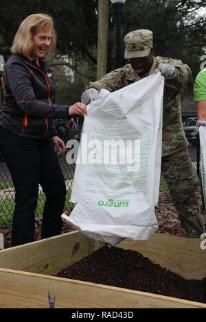 U.S. Army Reserve Soldiers with the 143d Expeditionary Sustainment ...