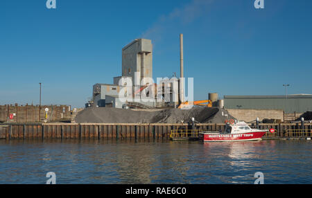 Brett Aggregate and Asphalt Plant at Whitstable Harbour. Whitstable ...