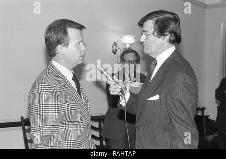 NEWS MAN INTERVIEWING ANOTHER MAN Stock Photo - Alamy