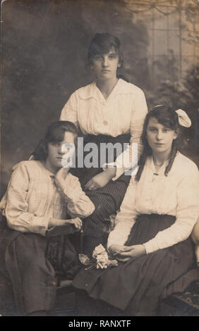 Three Edwardian sisters Stock Photo - Alamy