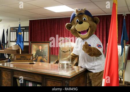 Chicago Cubs mascot Clark poses for a photo with Cindy Crawford before ...