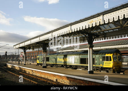 Freightliner Class 66 loco 66601 "The Hope Valley" at York station, UK ...
