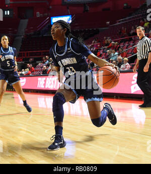 Old Dominion Lady Monarchs forward Hannah Sadler (35) lays the ball in ...