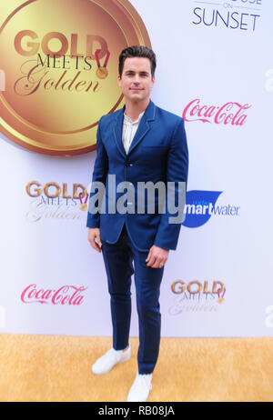 'White Collar' actor Matt Bomer poses on the top of the Empire State ...