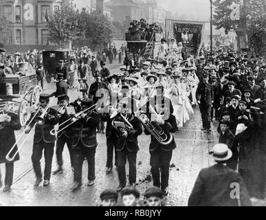 Demonstration of suffragettes in London 1913 Great Britain Stock Photo ...