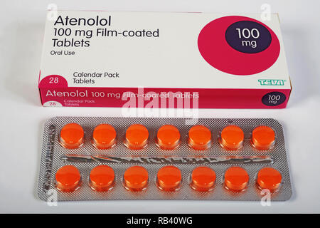 Atenolol 100 mg film-coated tablets Stock Photo - Alamy