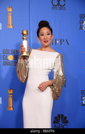 Sandra Oh poses in the press room with the award for best performance ...