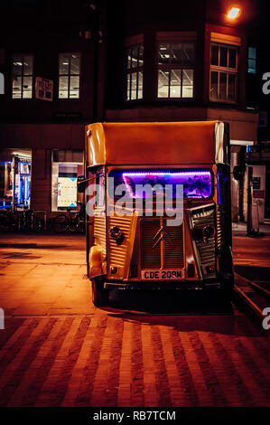 A Kebab van in Oxford, England ready to sell the punters street food at ...