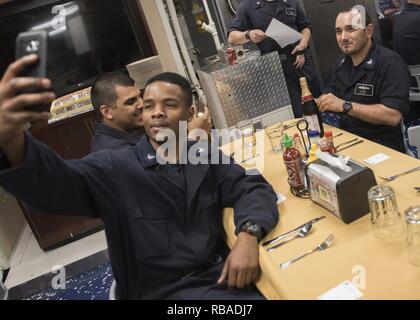 USS MAHAN (DDG 72), vertrep Stock Photo - Alamy