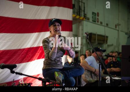 Country music artist Kellie Pickler brought every soldier, sailor ...