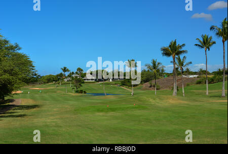Picturesque golf course in Kihei District of Maui, Hawaiian Islands ...