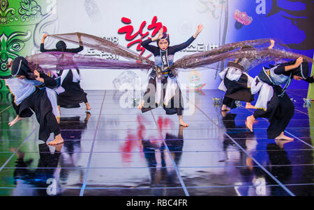 ndonesian dancers from Sma Nasima Semaran dance groupe perform at the ...