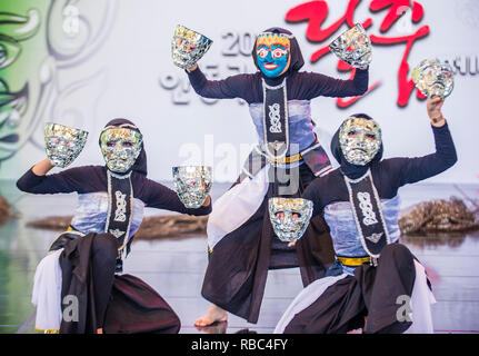 ndonesian dancers from Sma Nasima Semaran dance groupe perform at the ...