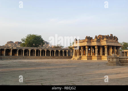 Mantapa @ Vittala temple complex @ Hampi - UNESCO World Heritage site ...