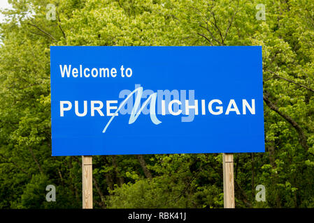 Welcome to Michigan Sign State Border US Pure Stock Photo - Alamy