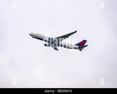 Delta plane Take-off at ZRH Stock Photo - Alamy