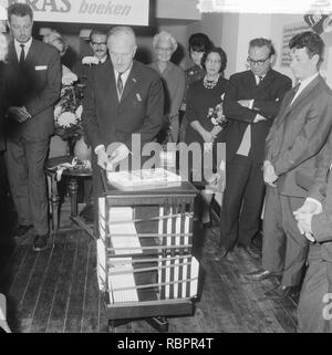 10 jaar Kris Kras (jeugdblad), de opening van de tentoonstelling door ...